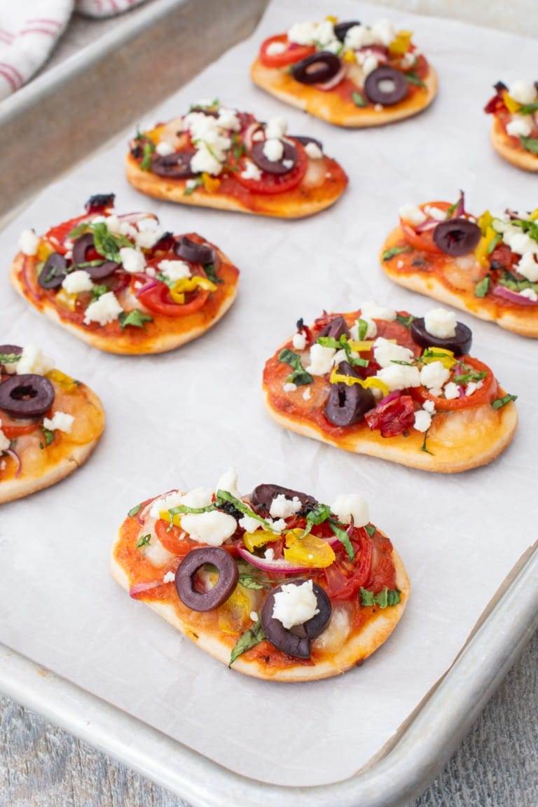 Mini Greek Naan Pizzas | For the Love of Cooking